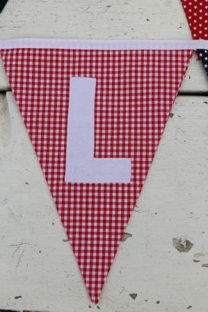 Hoera geslaagd op een stoffenslinger met puntvlaggen in donkerblauw en ...