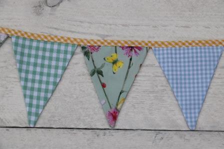 Mini slinger met 17 vlaggen in pasteltinten met ruitjes, vlinders en ...