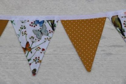 Mini slinger van 20 vlaggetjes ,okergeel met vogels – Textielfeest