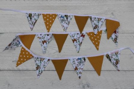 Mini slinger van 20 vlaggetjes ,okergeel met vogels – Textielfeest